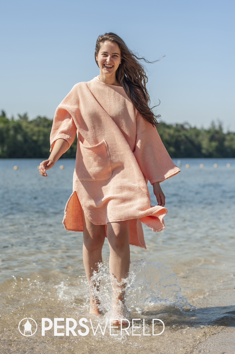 Zeemeermantel biedt een multifunctionele omkleedponcho voor zwemmers ...