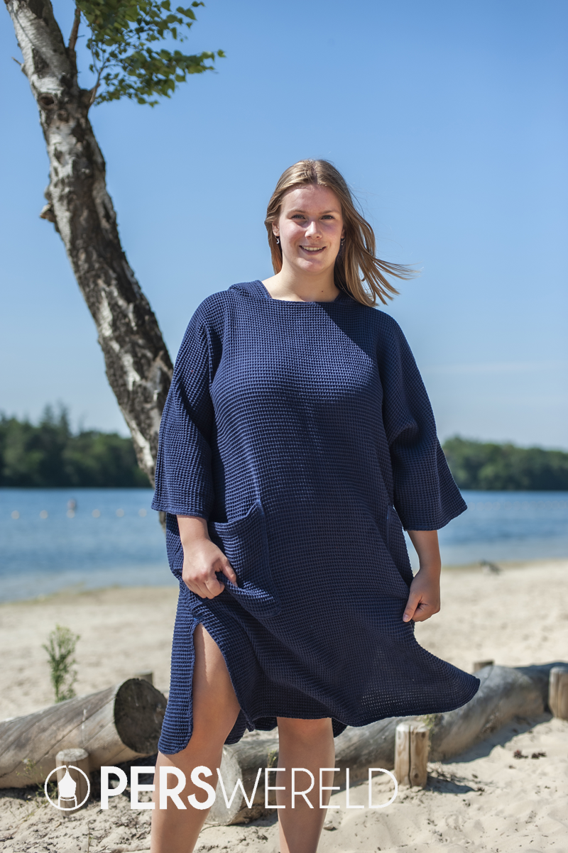 Zeemeermantel biedt een multifunctionele omkleedponcho voor zwemmers ...